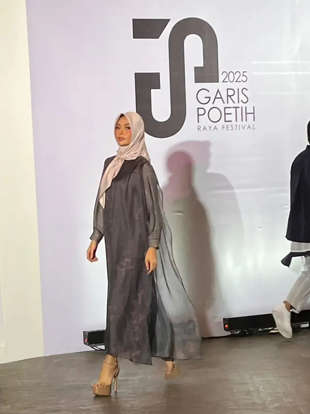 Mengulik Tren Busana Raya 2025 di Garis Poetih, Kolaborasi Ivan Gunawan ...