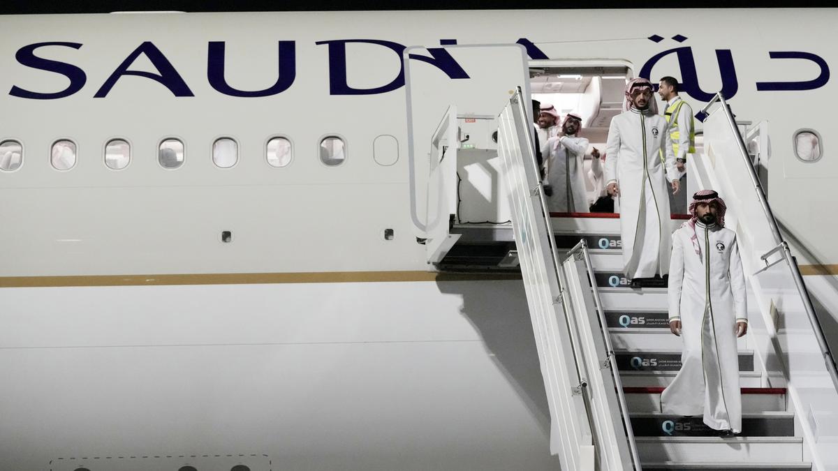 Foto: Berbusana Gamis Lengkap dengan Keffiyeh, Pemain Timnas Arab Saudi ...