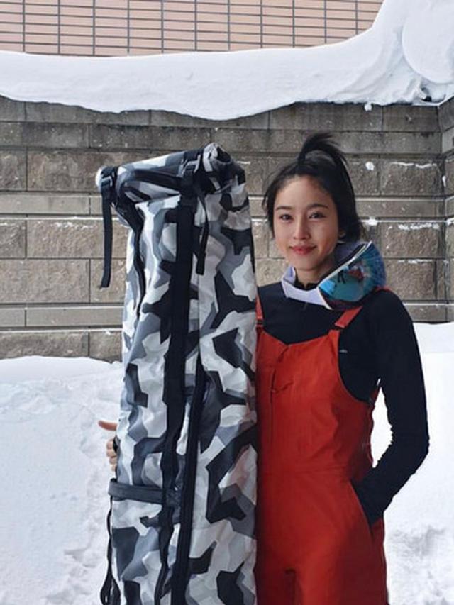 6 Penampilan Nong Poy Main Ski, Aura Cantik Terlihat Meski Berjaket Tebal