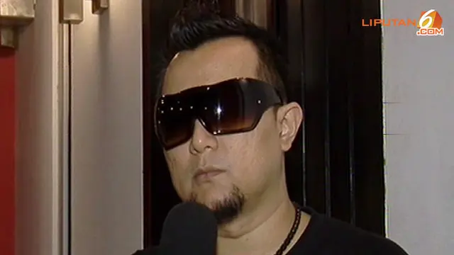 Kin Aulia Jadi Gitaris sekaligus Vokalis The Fly - ShowBiz Liputan6.com