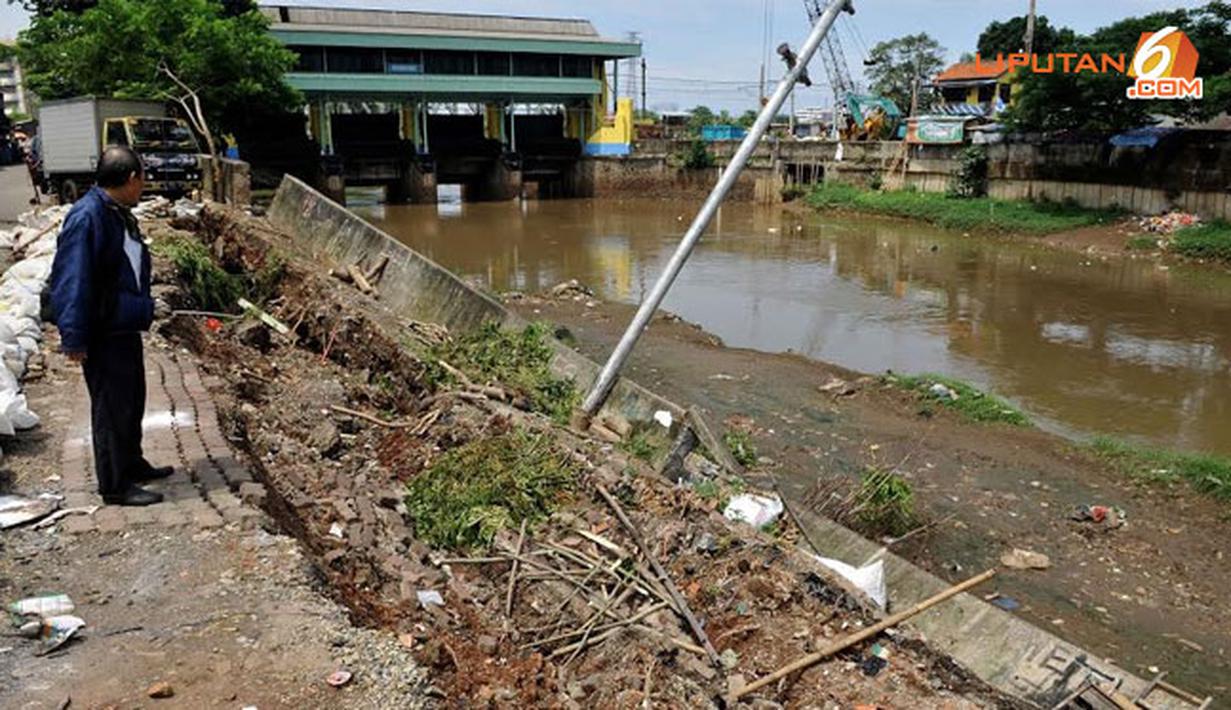 [FOTO] Tanggul Banjir Kanal Barat yang Amblas Mulai Diperbaiki - Foto Liputan6.com