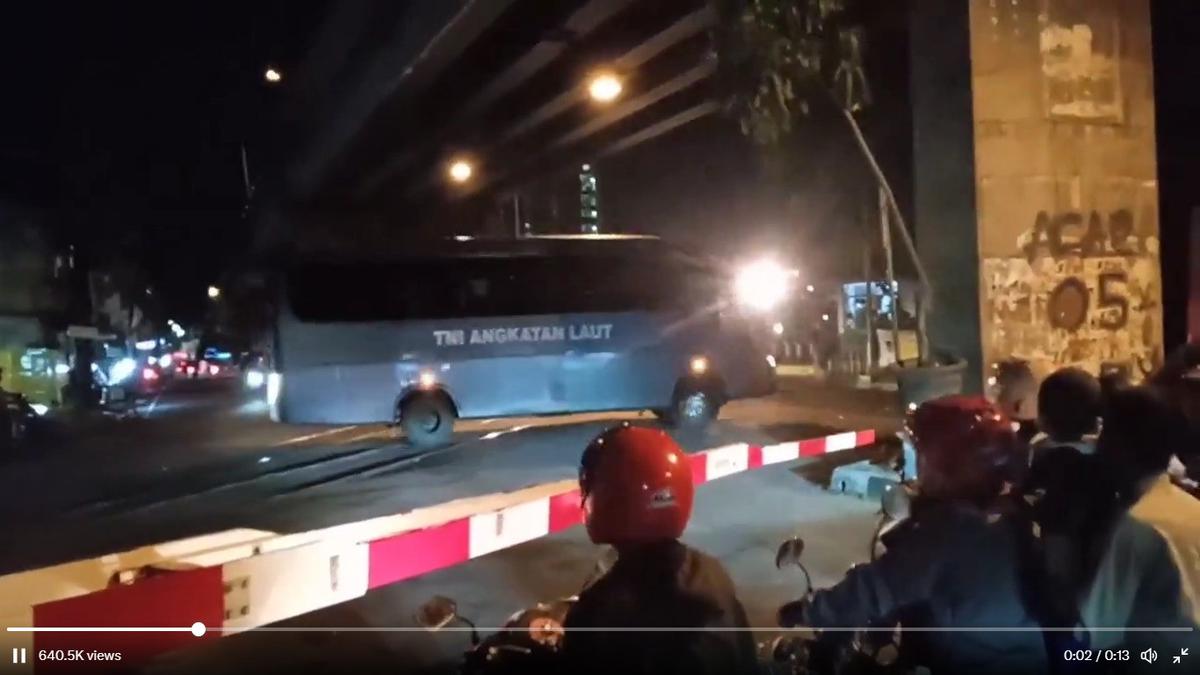 Terobos Palang Perlintasan, 2 Bus TNI AL Nyaris Ditabrak Kereta Api di ...