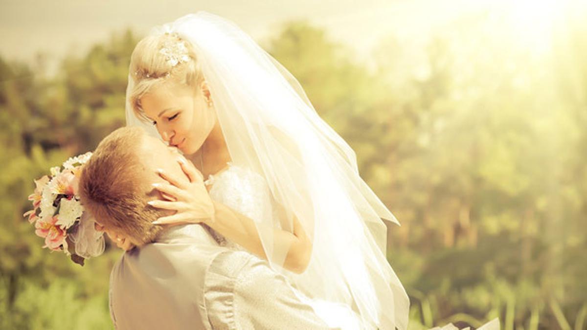 Sejarah Cincin Kawin, Lempar Bunga dan Tradisi Pernikahan Lainnya ...