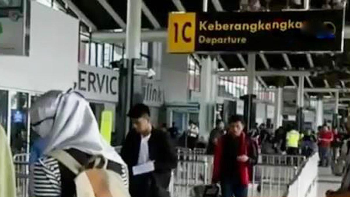 VIDEO: Kepadatan Pemudik Bandara Soetta dan Stasiun Pasar Senen - News Liputan6.com