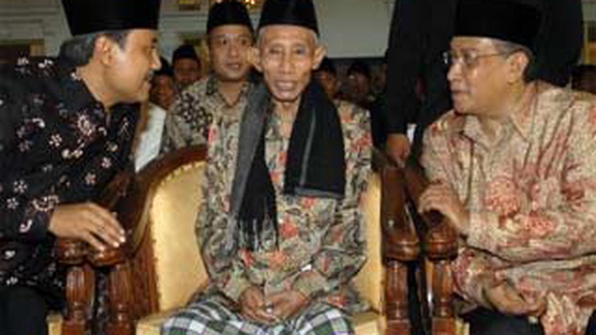 Genangan Air di Makam Tiba-Tiba Surut saat Jenazah KH Sahal Mahfudz ...