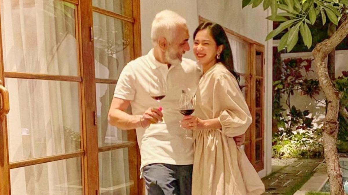 Beda 16 Tahun, Potret Kemesraan Bunga Zainal dan Sukhdev Singh