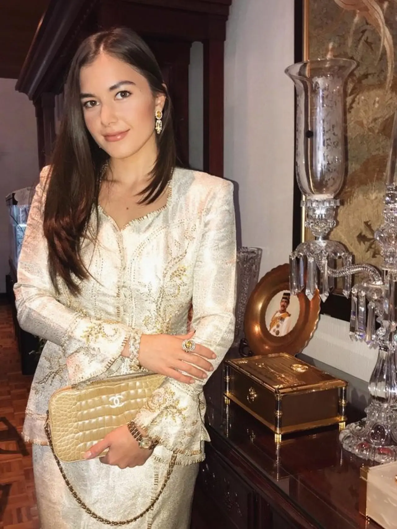 8 Pesona Anisha Isa, Wanita yang Dikabarkan Kekasih Pangeran Mateen ...