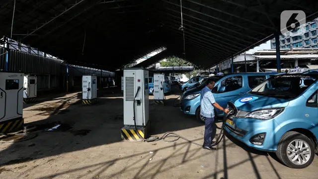 Nostalgia di Jalanan Jakarta: Cerita Dirut Blue Bird Naik Taksi Holden ...