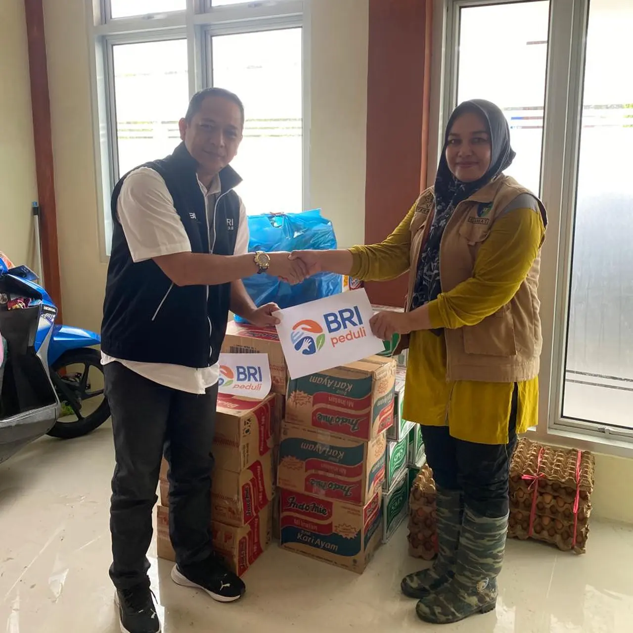 BRI Peduli Berikan Bantuan Tanggap Bencana Banjir di Pesisir Selatan dan Cirebon - News Liputan6.com