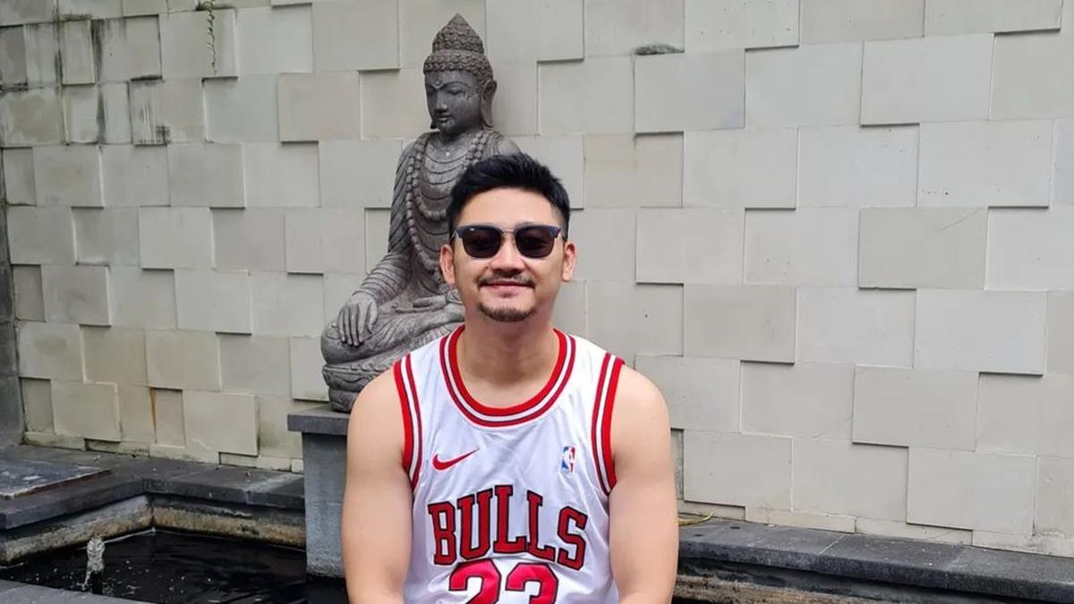 Gaya Angga Wijaya dengan Kacamata Hitam Andalannya, Kini Resmi Cerai ...