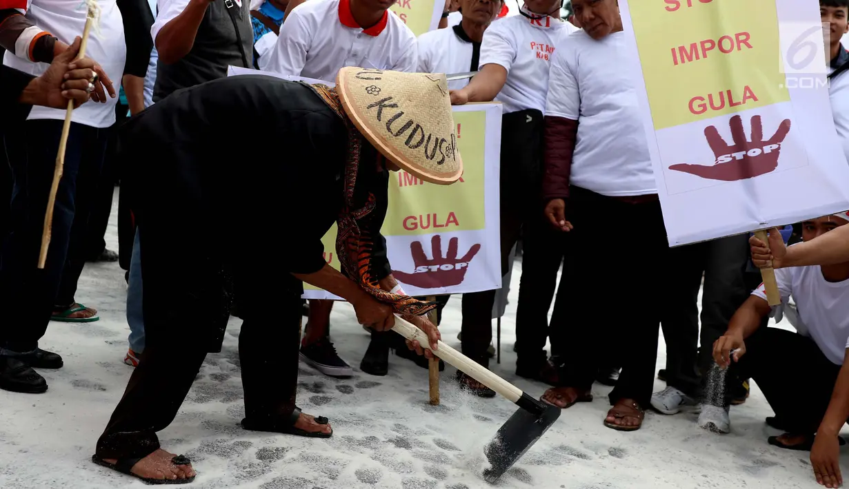 PHOTO: Protes, Petani Tebu Tebar Gula Rafinasi di Depan Istana - Foto ...