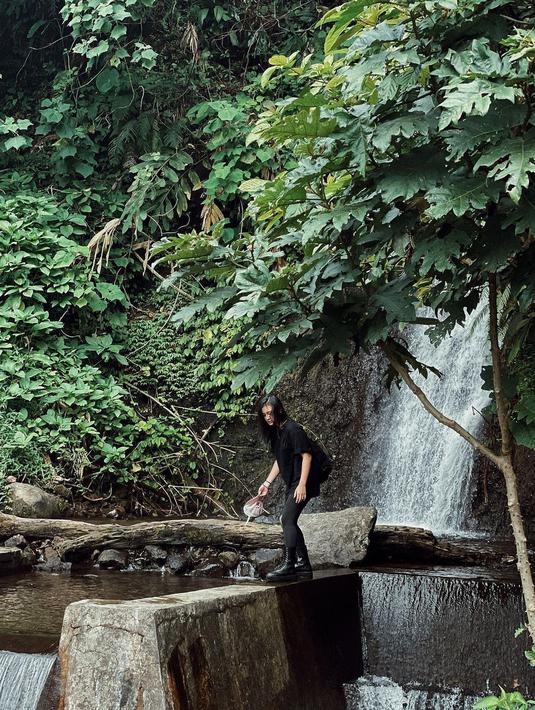 Potret Liyan Zef 'Dari Jendela SMP' di Air Terjun, Lepas Penat dengan ...