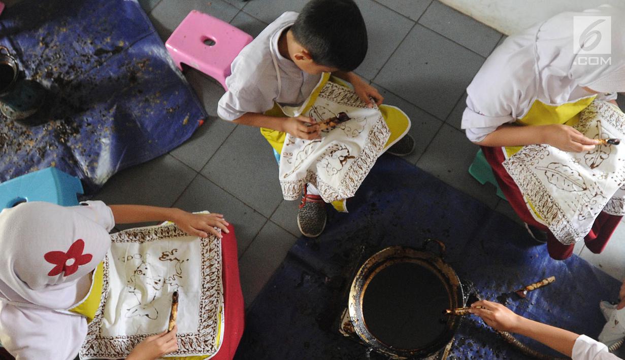 FOTO: Keseruan Murid SD Belajar Membuat Batik - Foto Liputan6.com