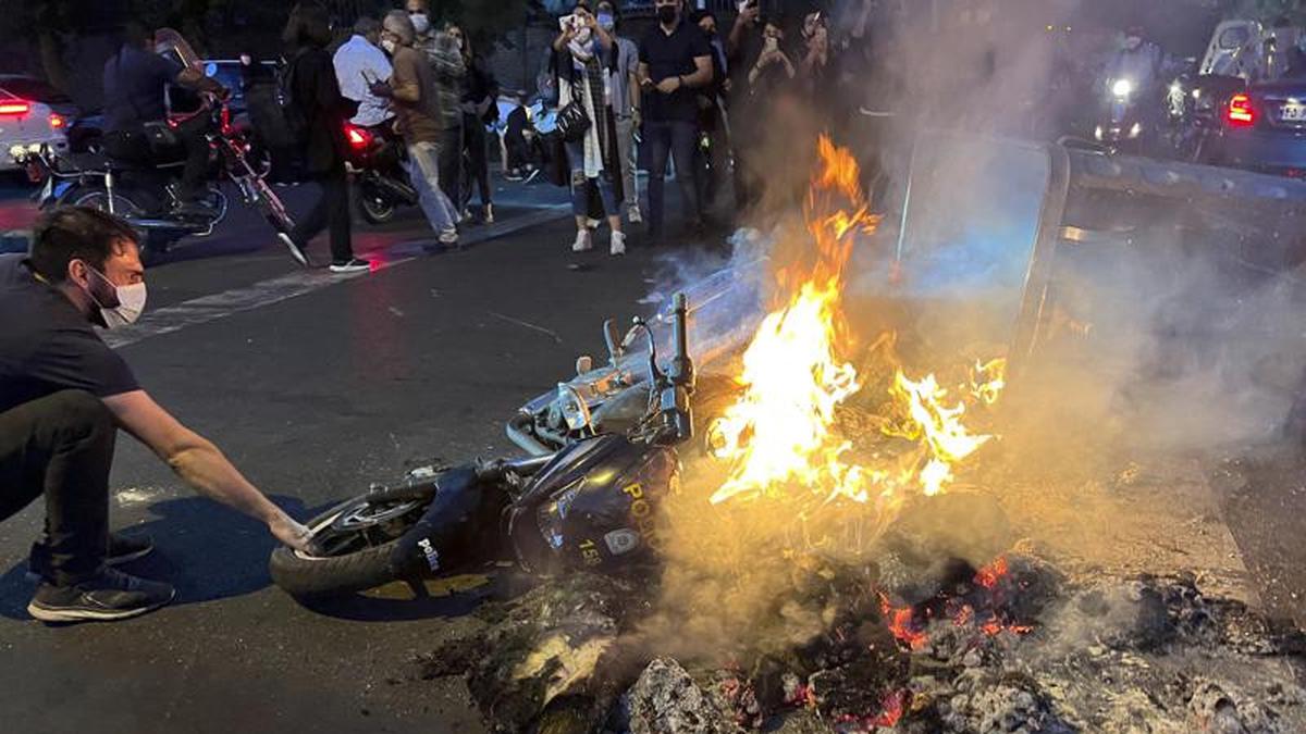 Media Iran Bantah Polisi Moral Bubar?