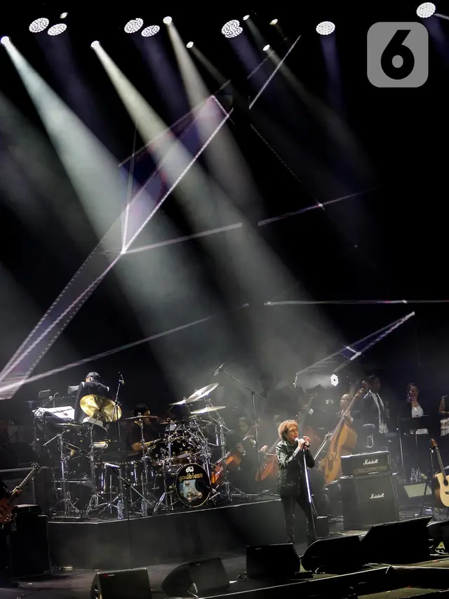Di Usia 50 Tahun God Bless Masih Gahar, Konser Emas-nya Dipadati ...