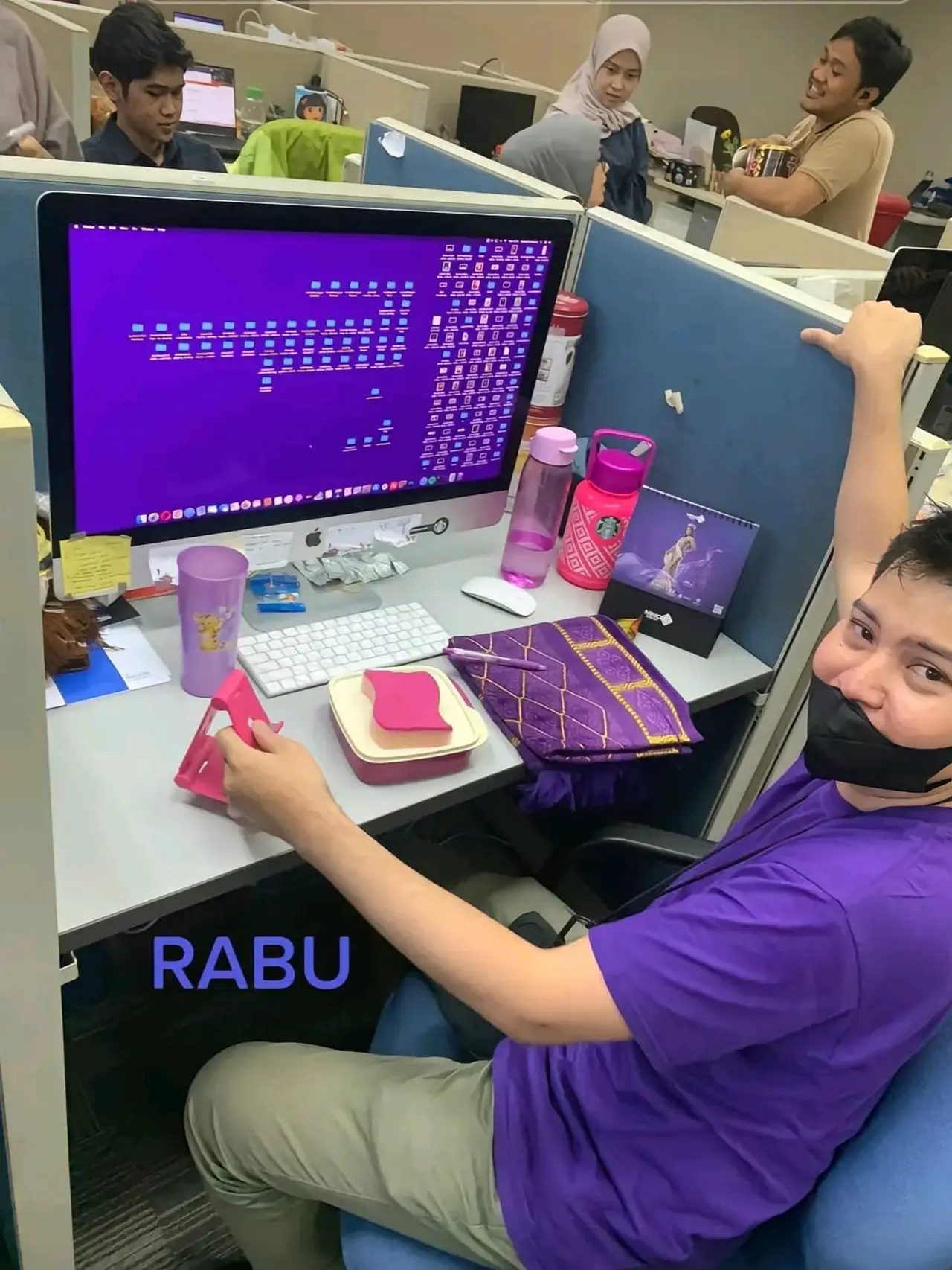 7 Potret Pria Pakai Outfit dan Alat Kantor Berwarna Senada Ini Viral ...