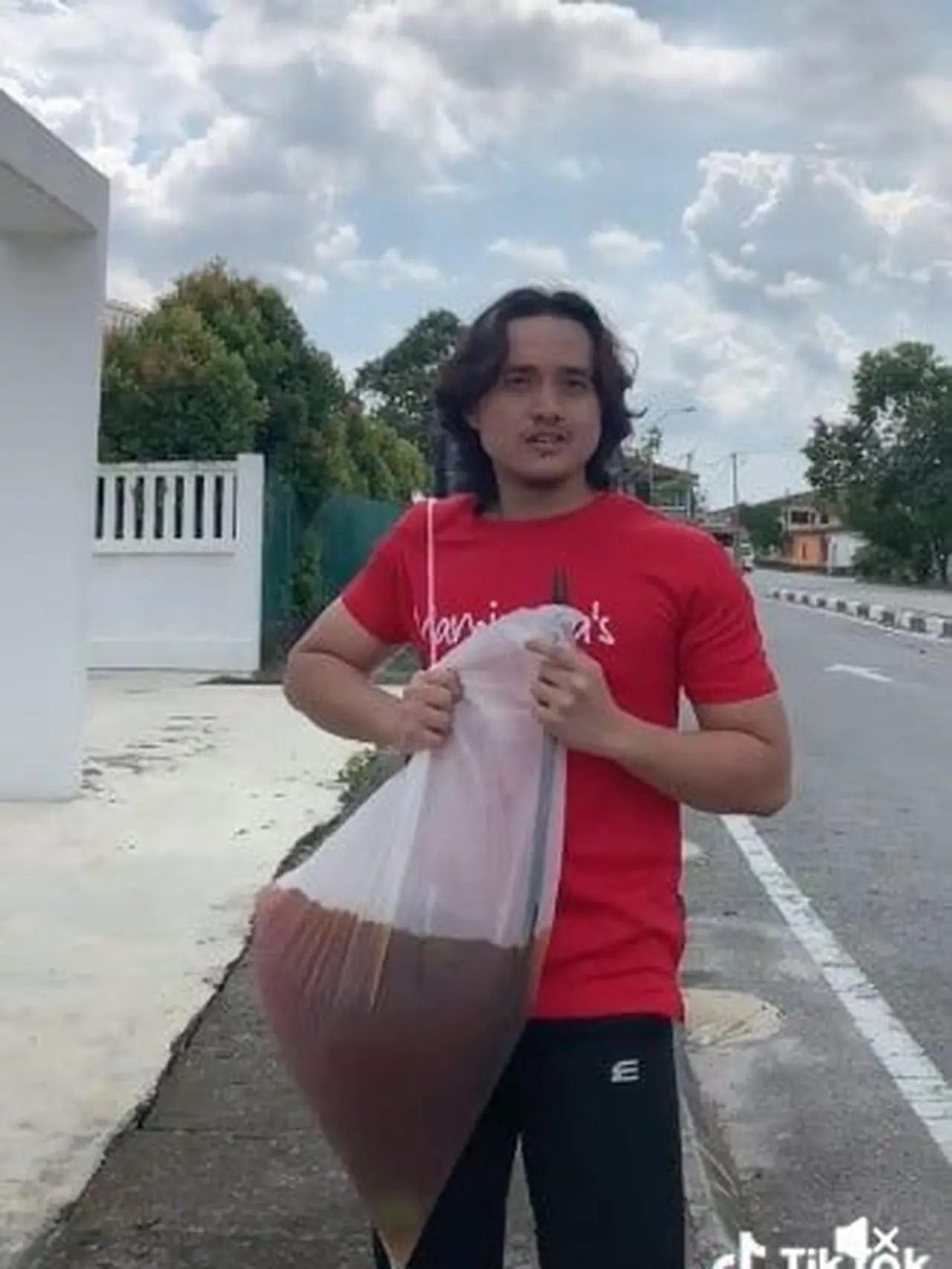 6 Lifehack Minum Es Teh di Plastik Ini Bikin Geleng Kepala, Nyeleneh Banget - Hot Liputan6.com
