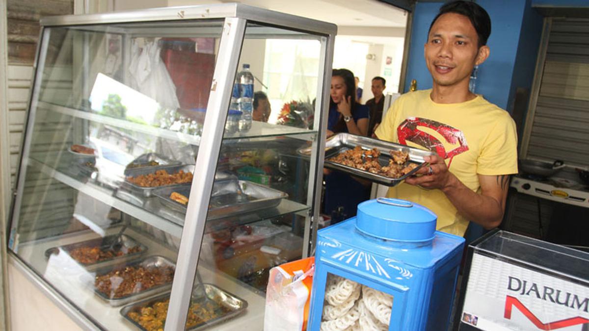 Norman Kamaru Jual Bubur untuk Bertahan Hidup - ShowBiz Liputan6.com