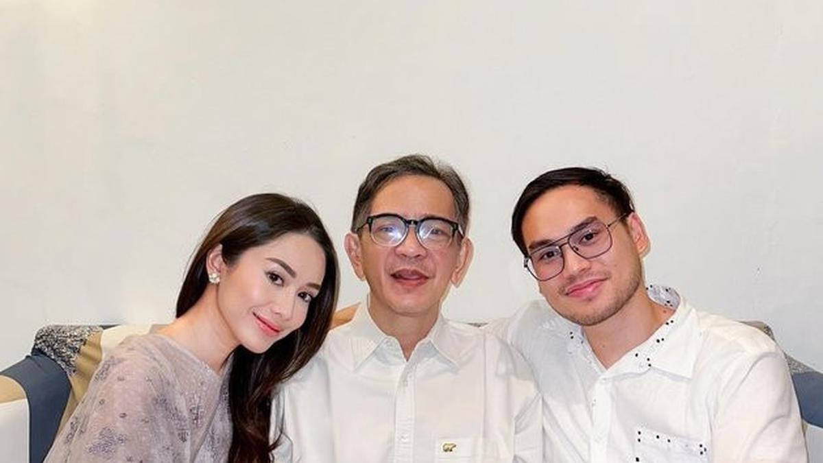 7 Potret Terbaru Ray Sahetapi Usai Stroke, Jalani Lebaran Bareng Keluarga