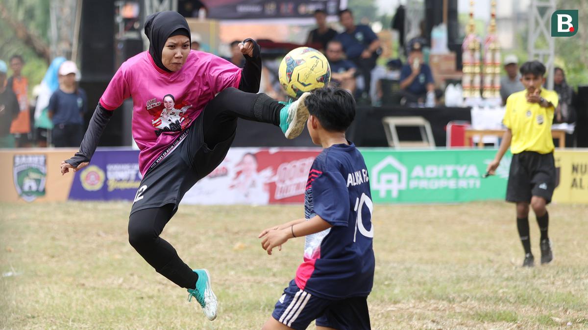 Foto: Potret Sepak Bola Tarkam Wanita di Depok, Berjalan Keras hingga ...