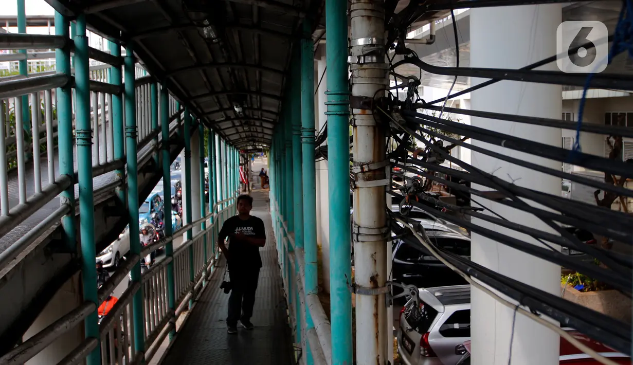 Potret Kabel Semrawut di Jakarta yang Bikin Khawatir - Foto Liputan6.com
