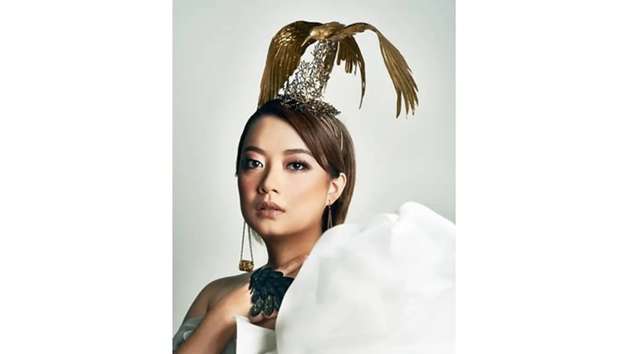 Biasa Natural, 5 Potret Leony dengan Makeup Tebal Ini Bikin Pangling - Hot Liputan6.com