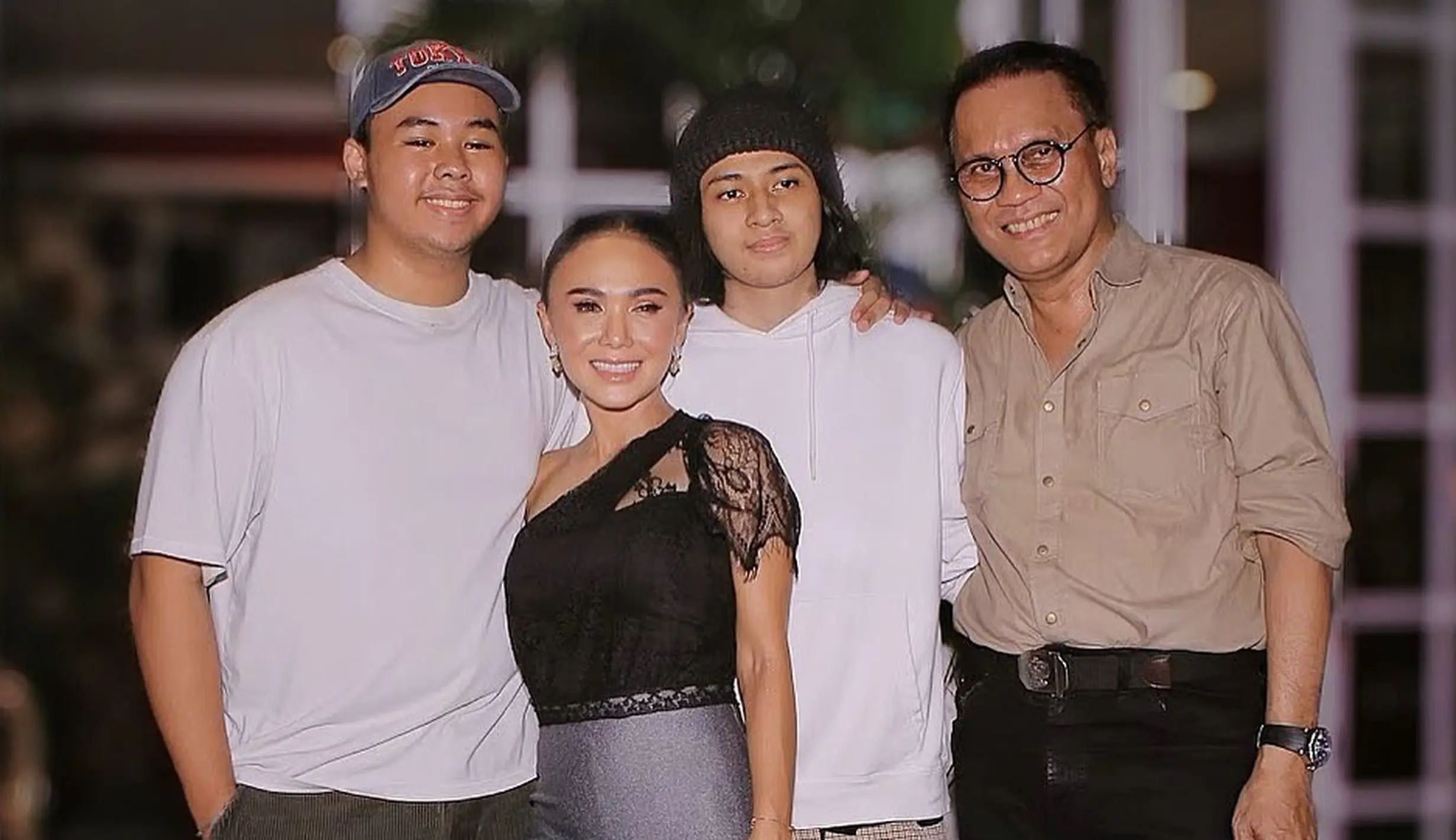 10 Potret Ultah Yuni Shara ke-51, Didampingi Dua Putranya yang Ganteng dan Mantan Suami, Bikin ...