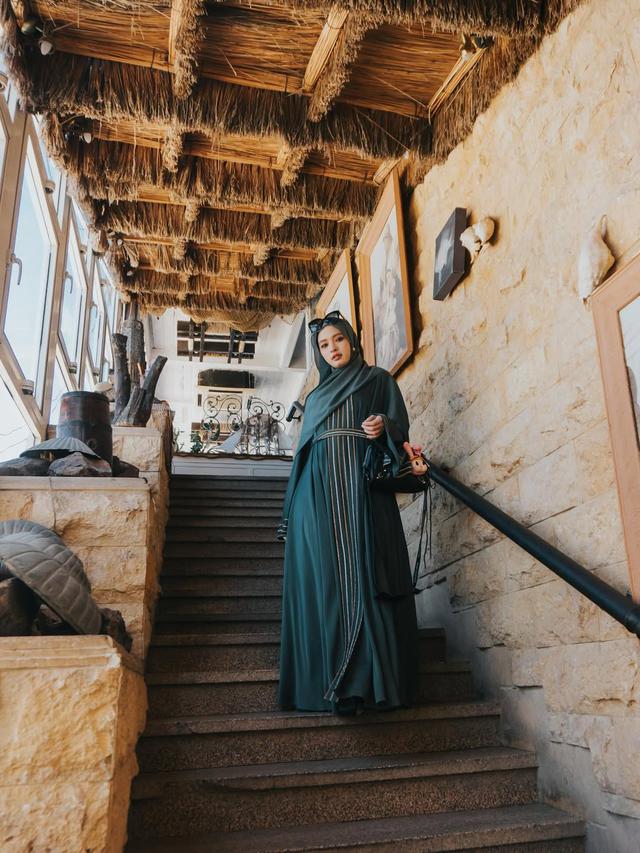 6 Model Gamis Simpel Inara Rusli, Anggun dan Modis untuk Tampilan Kekinian