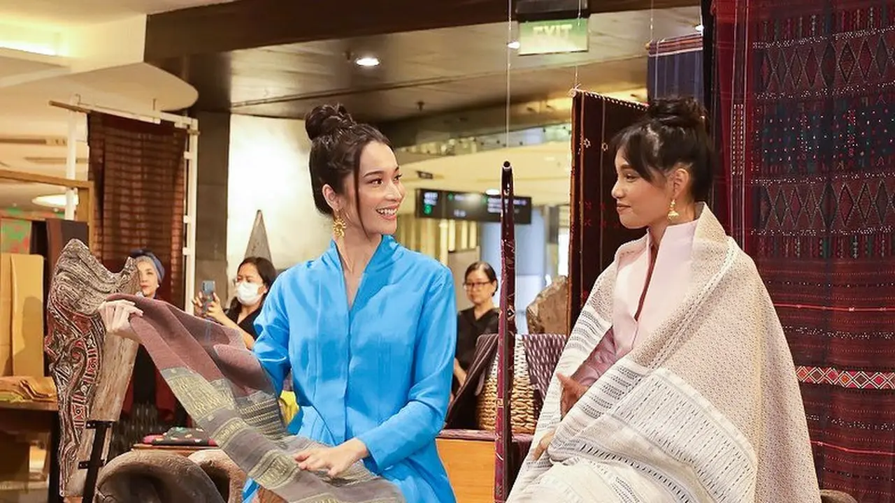 Desainer Torang Sitorus Bawa Ulos ke Negeri Sakura, Rayakan 65 Tahun ...