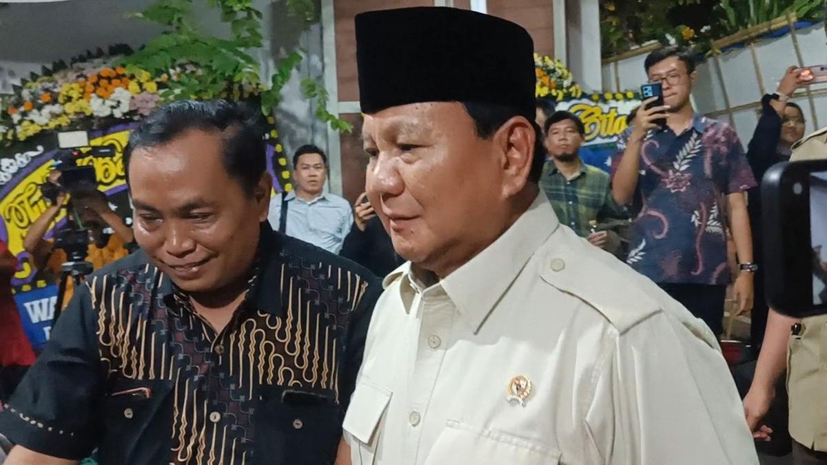 Sambangi Rumah Duka Rizal Ramli, Prabowo: Kita Sahabat dan Saling ...