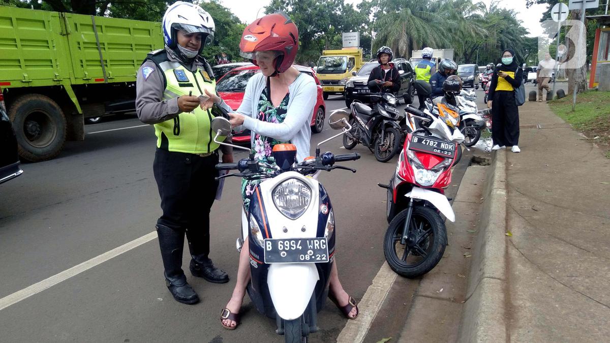FOTO: Tekan Kejahatan Jalanan, Polres Tangsel Gelar Razia Lalu Lintas - Foto Liputan6.com