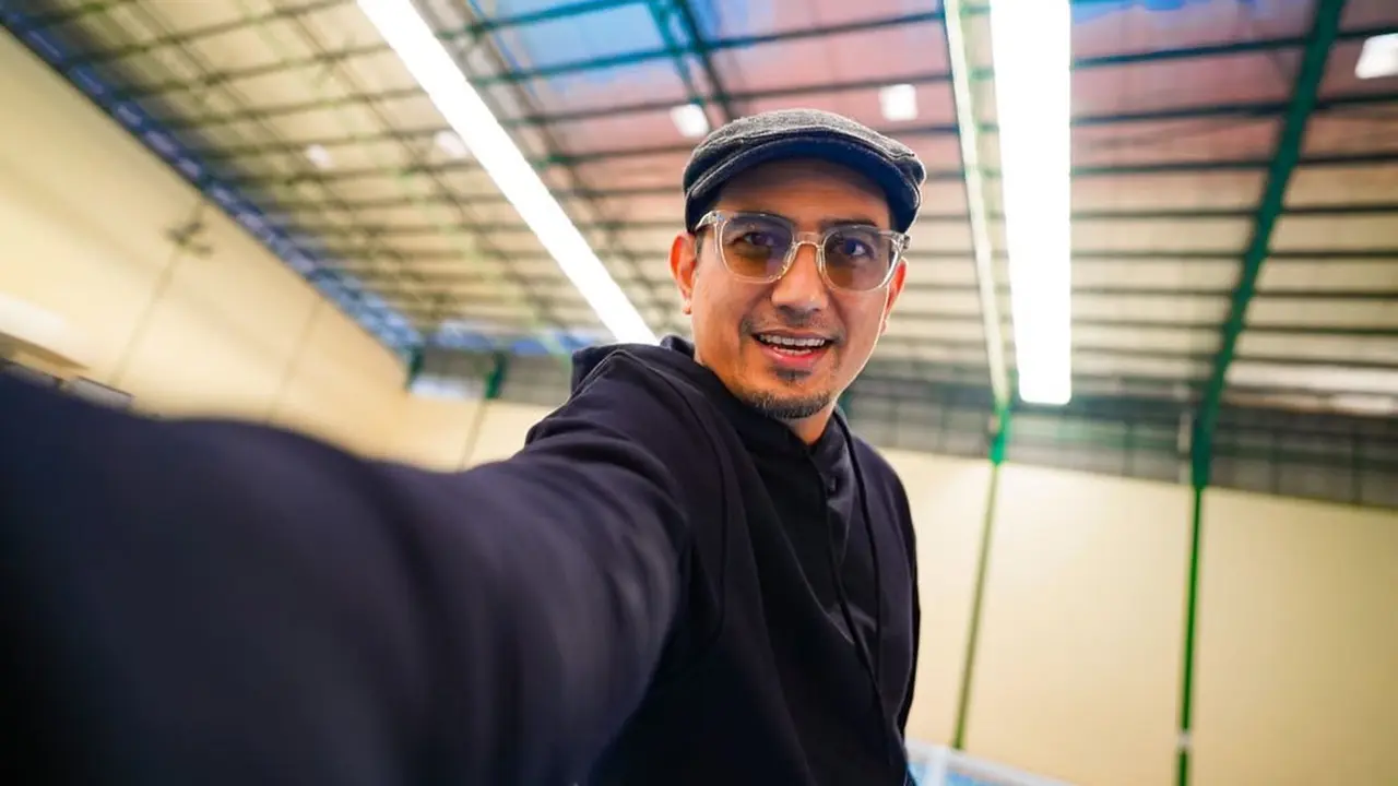 Rio Febrian Manggung di Jakarta Pakai Cincin Berlian Hitam, Pancarkan ...