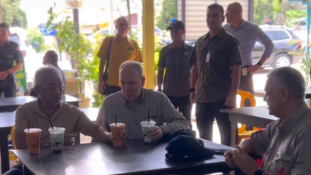 Sambil Minum Cendol, Raja Malaysia Nongkrong Bareng Pangeran Albert II ...