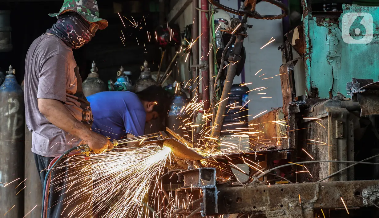 FOTO: Nasib Kopaja Tua yang Kini Dijual Kiloan - Foto Liputan6.com