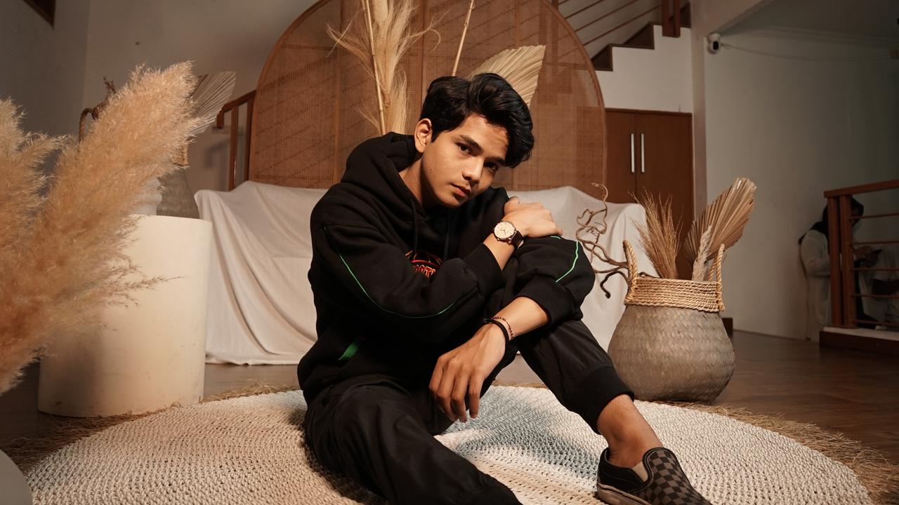 Ray Surajaya Lebih Baik Mengalah dalam Cinta dengan Single Terbarunya ...