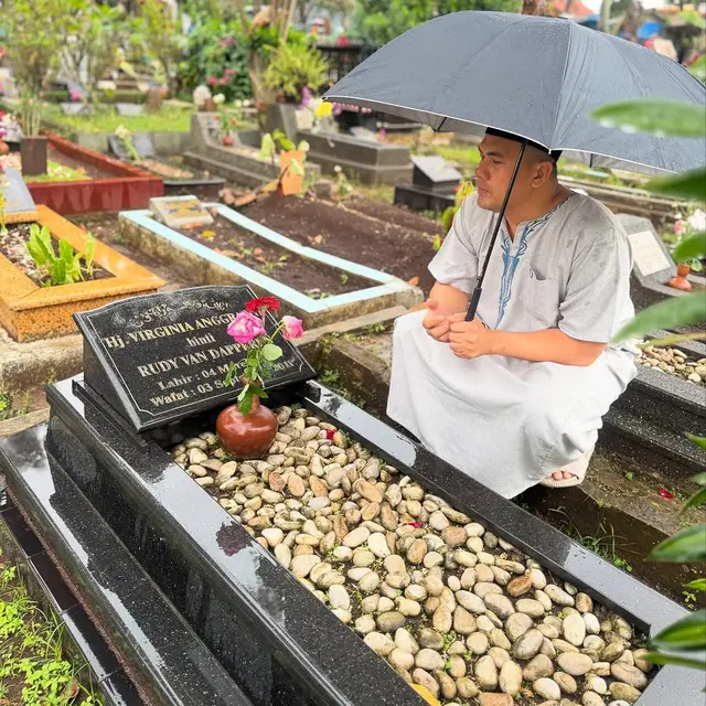 6 Potret Saipul Jamil Ziarah ke Makam Virginia Anggraeni, 14 Tahun ...