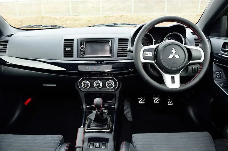 Detail Interior Modern Lancer Evo Final Edition - Galeri Otosia.com