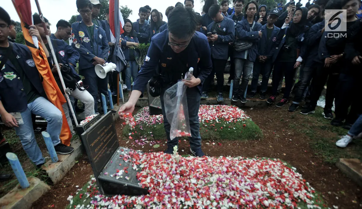 FOTO: Tabur Bunga Tragedi Mei 98 di Makam Pejuang Reformasi - Foto ...
