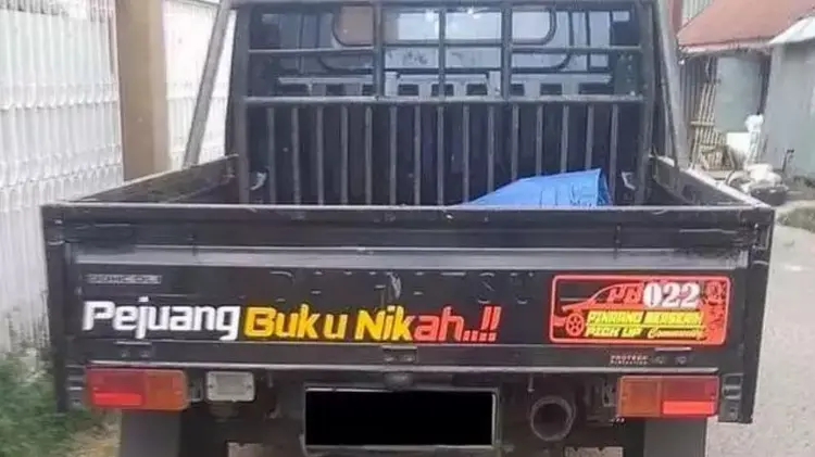 9 Potret Tulisan Kocak Di Mobil Bak Terbuka Absurd Banget Bikin Ngakak Mobil