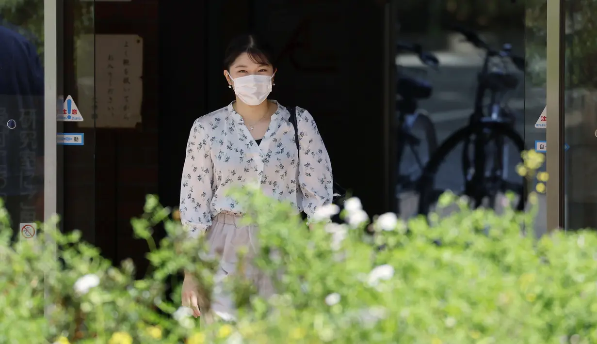Gaya Putri Aiko dari Jepang saat Kembali ke Kampus, Tampil Kenakan ...