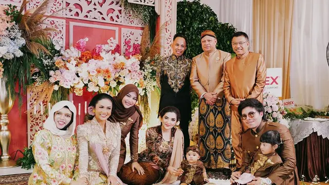8 Potret Tedak Siten Azura Anak Atta dan Aurel Hermansyah, Dihadiri Keluarga Besar - Hot ...