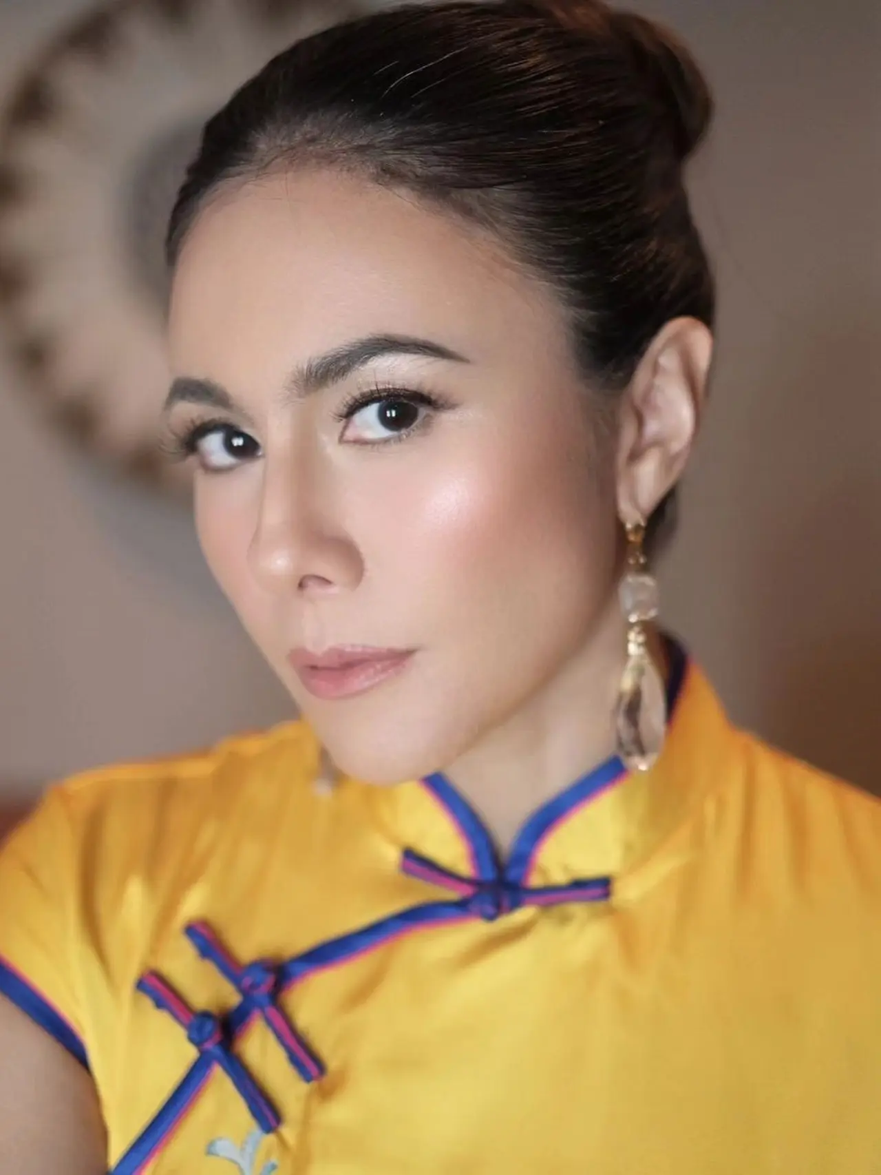 7 Potret Menawan Wulan Guritno Pakai Cheongsam, Tampil Makin Memesona - Hot Liputan6.com