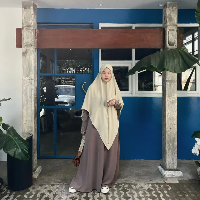 6 Gaya Padu Padan Gamis dan Hijab ala Natasha Rizky, Bisa Stylish dan Syar'i Sekaligus - Islami ...