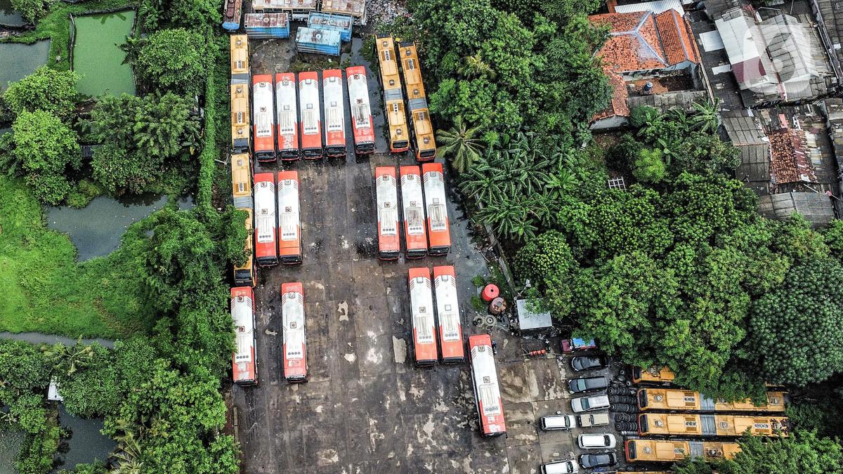 Puluhan Bus Transjakarta Terbengkalai di Terminal Pinang Ranti - Foto ...