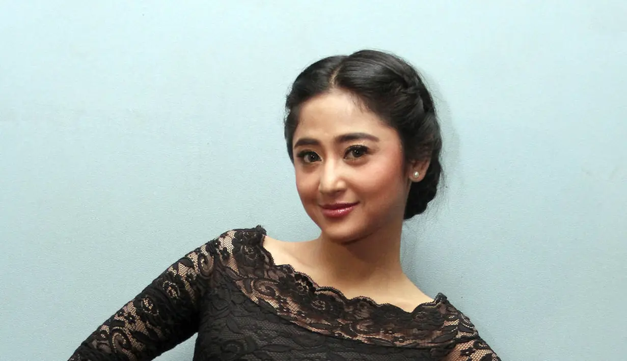 Transformasi Dewi Perssik Dari Gadis Lugu Jadi Penyanyi Seksi Photo Fimela Com