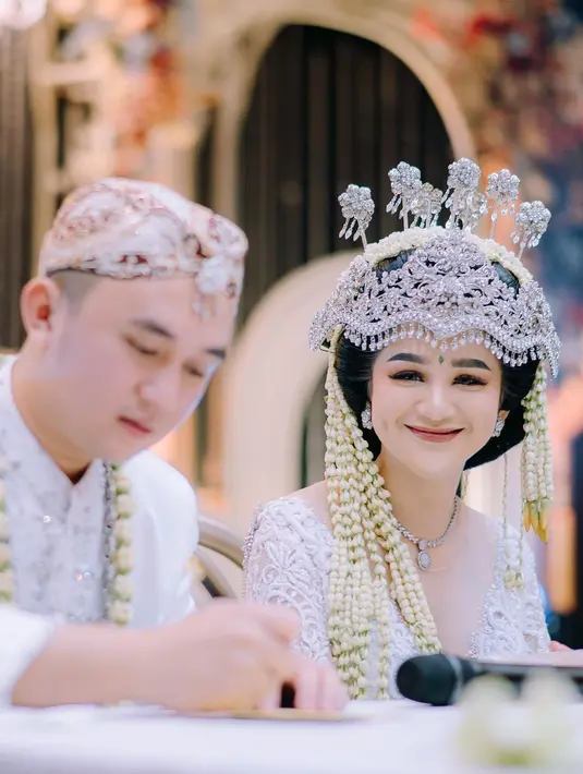 10 Potret Pernikahan Hana Hanifah dan Randy dengan Adat Sunda - Photo Fimela.com