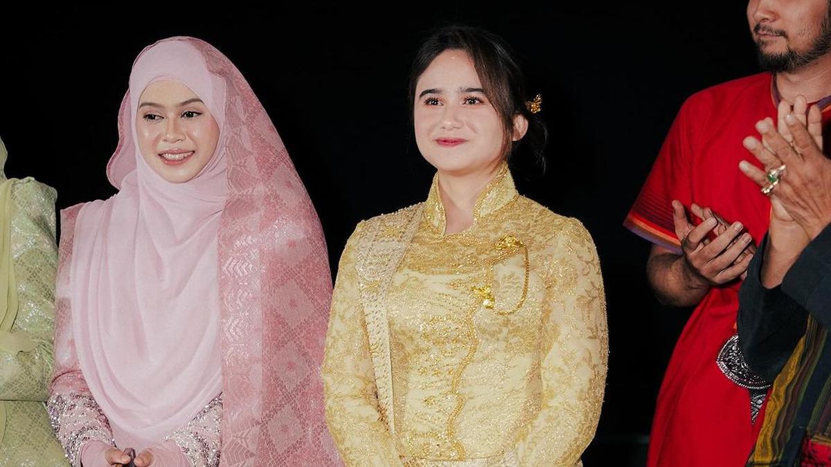 Pesona Khas Bangsawan Melayu dari Tissa Biani dalam Balutan Kebaya Janggan Emas di Malaysia ...