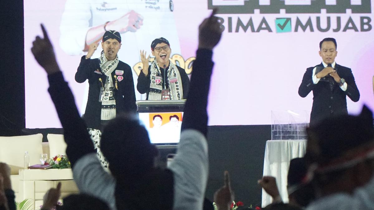 Debat Kedua Pilbup Tegal, Bima-Mujab Kenakan Aksesoris Milik Ki Enthus ...