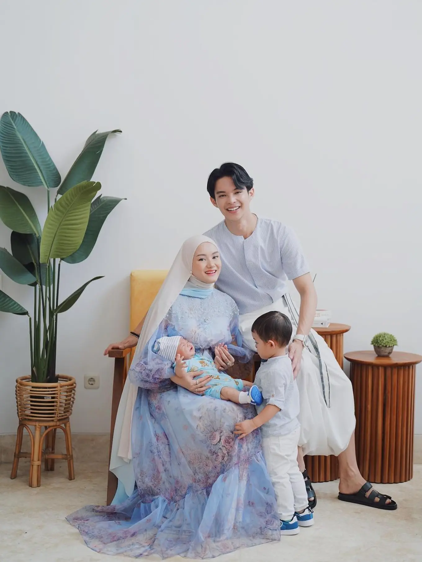 13 Potret Bahagia Keluarga Artis yang Jauh dari Gosip, Selalu Hangat dan Harmonis ...