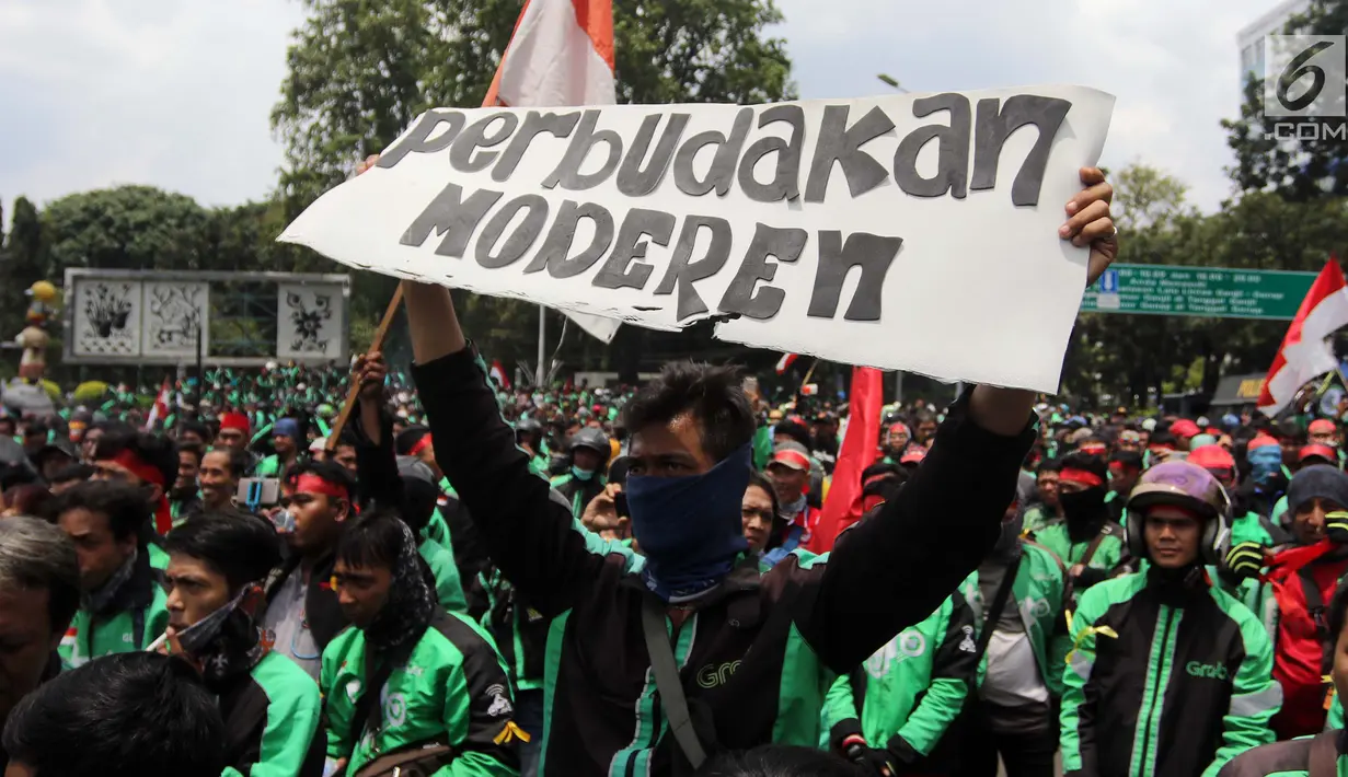 FOTO: Minta Penetapan Tarif, Ribuan Pengemudi Ojek Online Geruduk ...